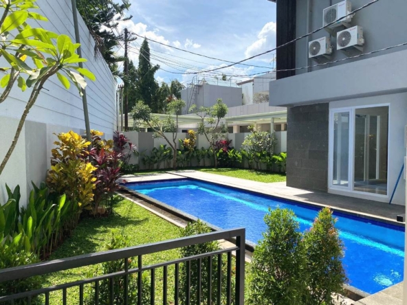 4-Bedroom House with Pool at Executive Paradise Complex